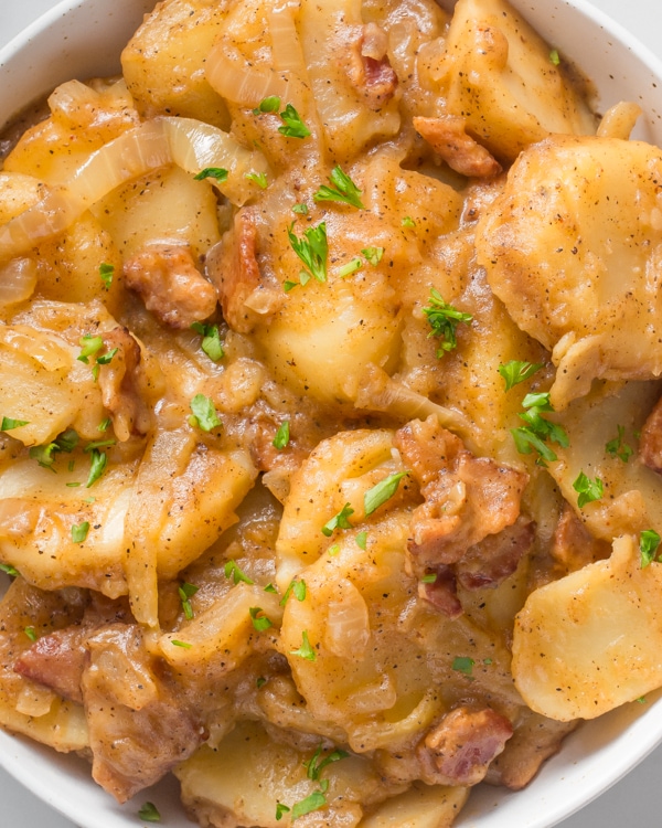 Smothered Potatoes: Easy Southern Recipe With Bacon & Onion